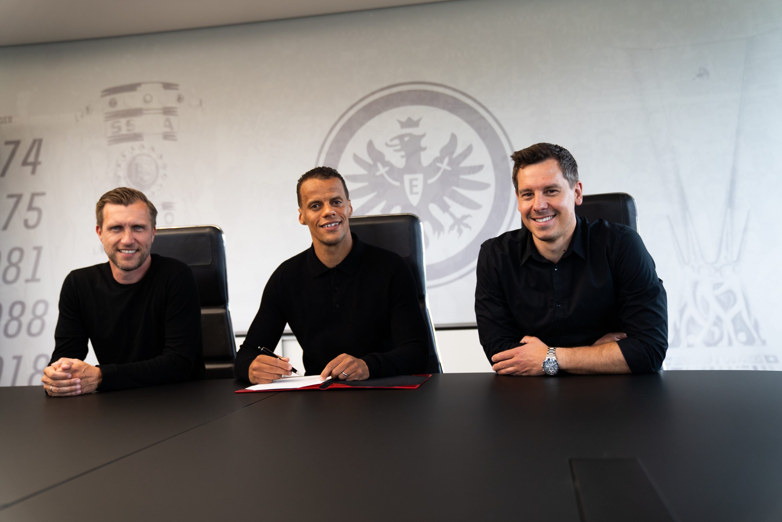 Offiziell! Chandler verlängert Vertrag bis 2026 - SGE4EVER