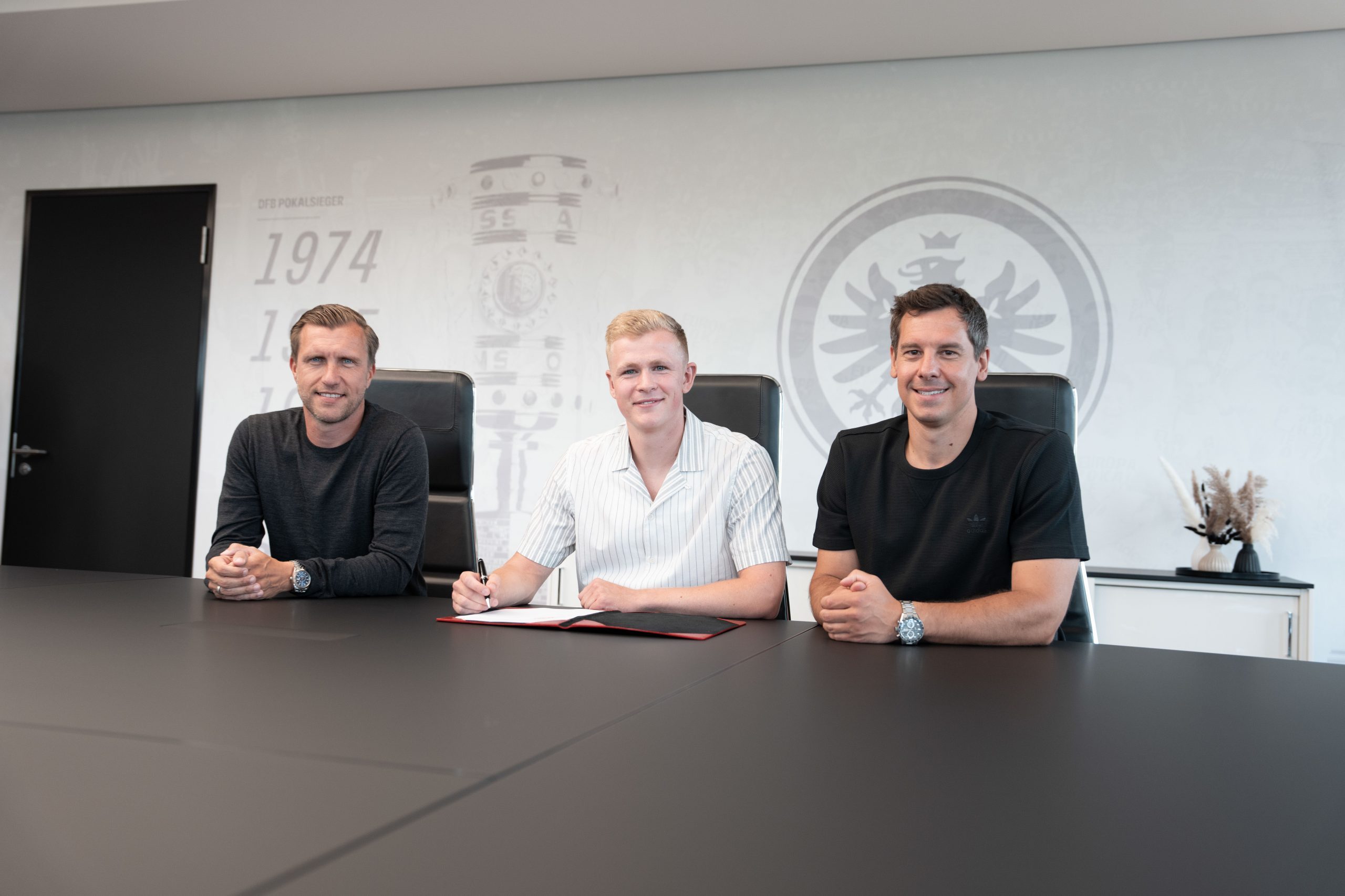Burkardt unterschreibt bis 2030: Eintracht holt Wunschstürmer - SGE4EVER.de